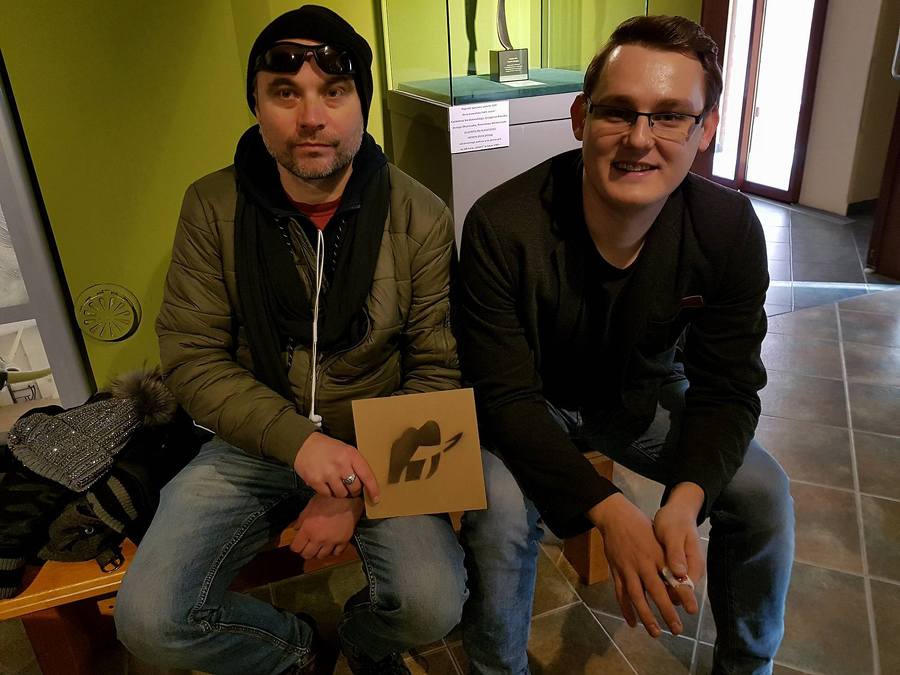 Słoń leśny namalowany na głazach. Artysta wytyczył czarny szlak