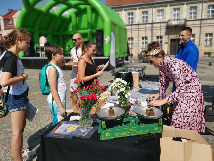 Wspólna zabawa w PRL-owskiej oprawie. Atrakcje nie tylko na kartki