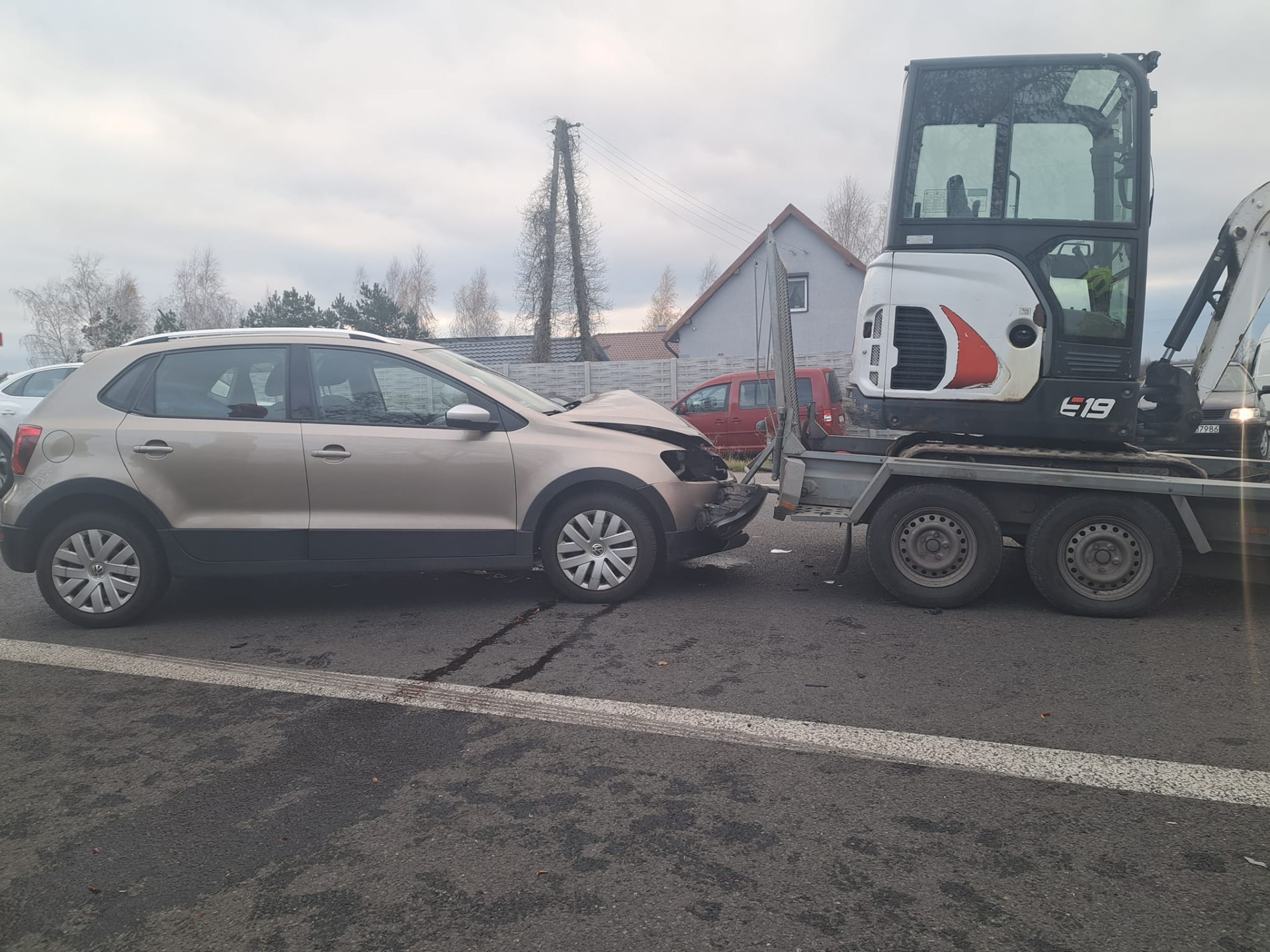 Wypadek w Kawnicach. Samochód zderzył się z lawetą