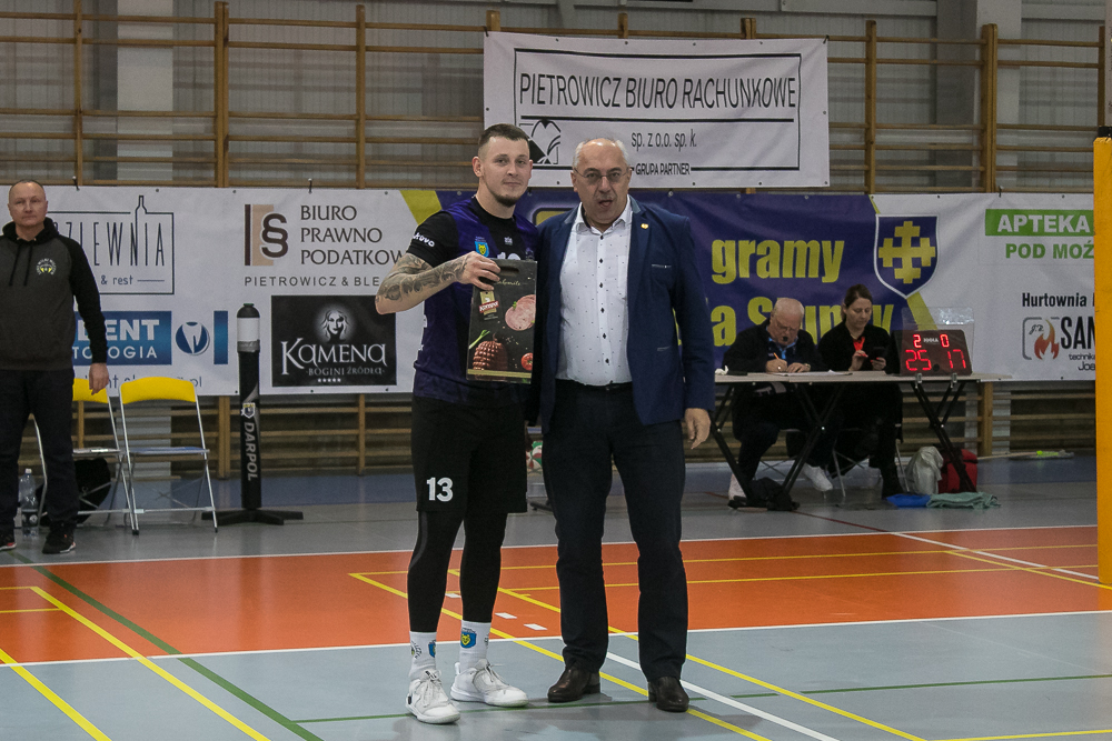 Wilk syty, Słupca rozbita. Derby zakończone w trzech setach