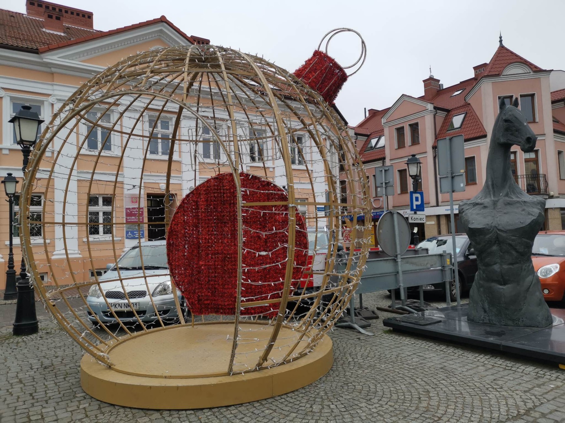 Karoca wjechała na rynek. Trwa montaż świątecznych dekoracji