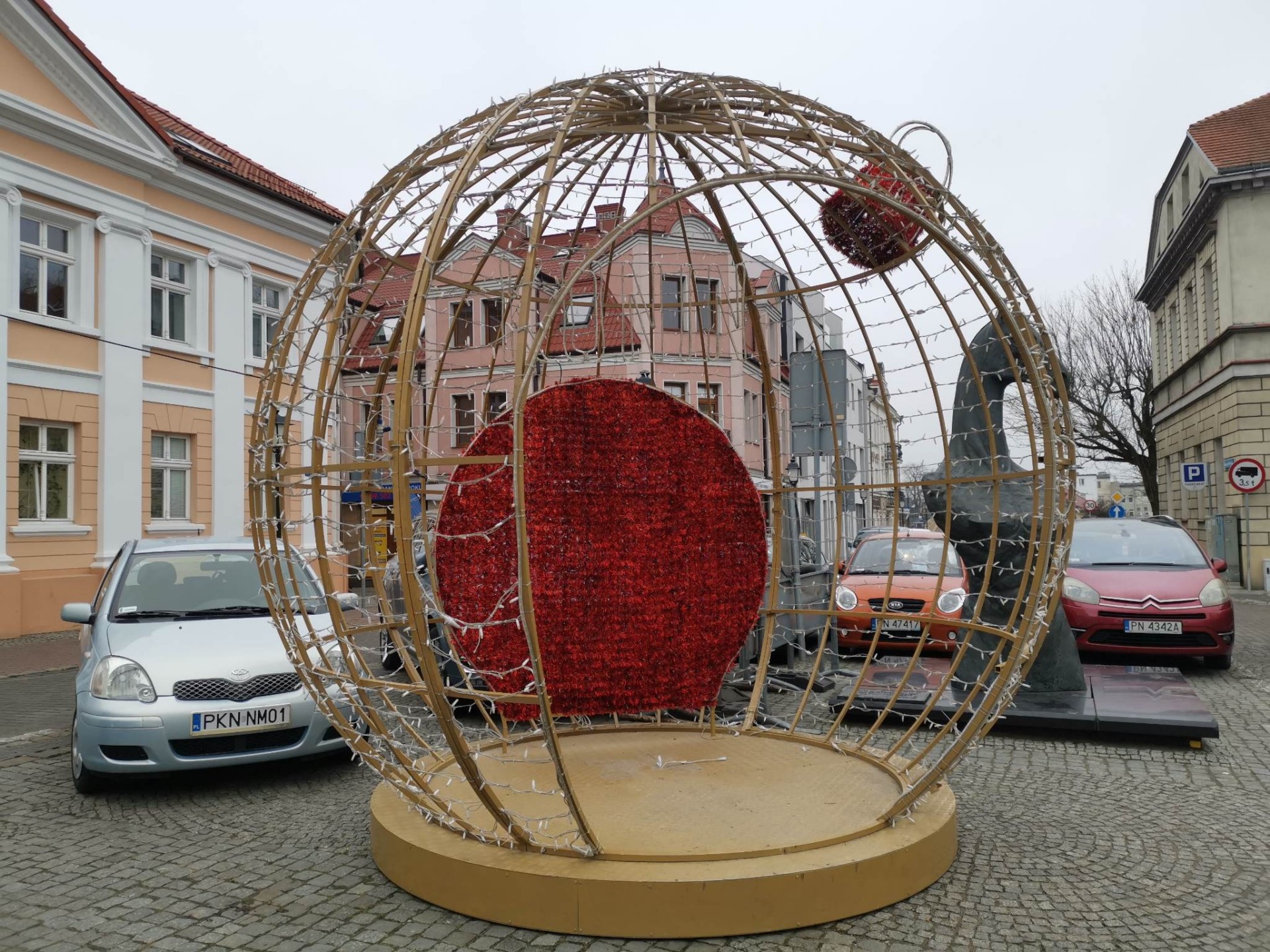 Karoca wjechała na rynek. Trwa montaż świątecznych dekoracji