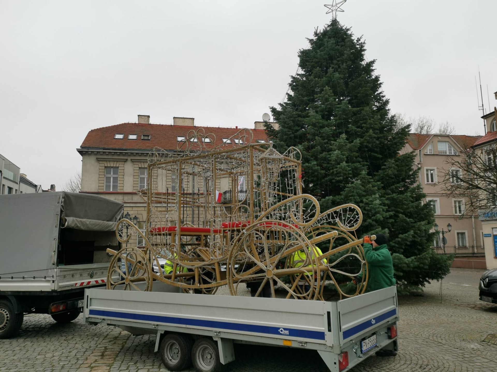 Karoca wjechała na rynek. Trwa montaż świątecznych dekoracji