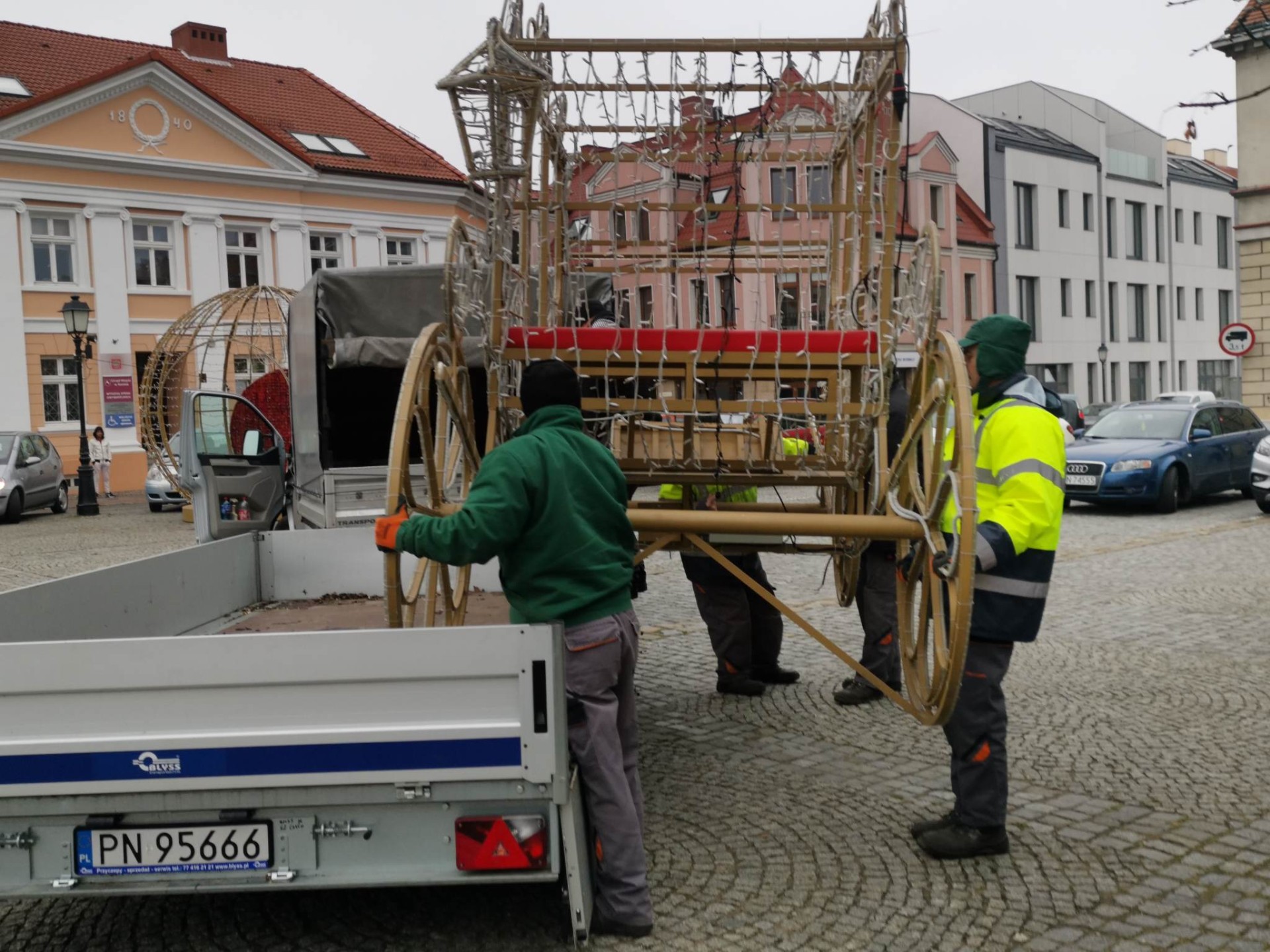Karoca wjechała na rynek. Trwa montaż świątecznych dekoracji