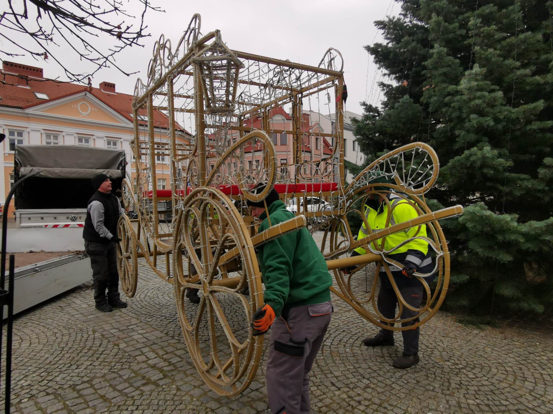 Karoca wjechała na rynek. Trwa montaż świątecznych dekoracji