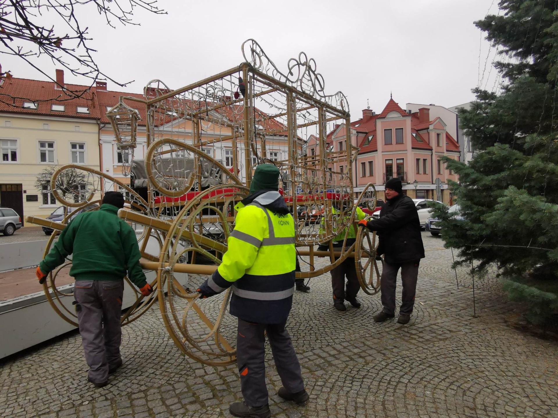 Karoca wjechała na rynek. Trwa montaż świątecznych dekoracji